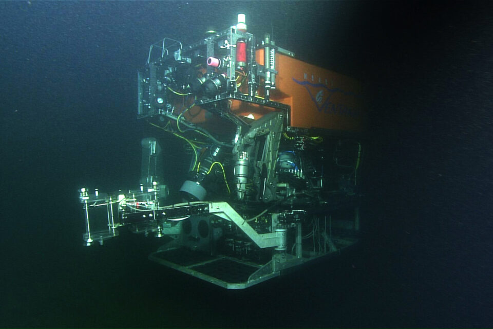 Dueling ROVs — MBARI Annual Report: 2020